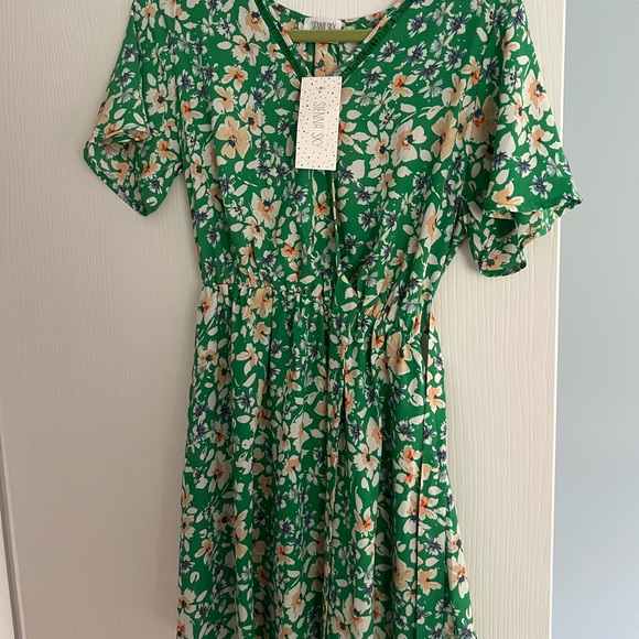 Sienna Sky | Dresses | Sienna Sky Green Vneck Flutter Sleeve Midi Dress ...